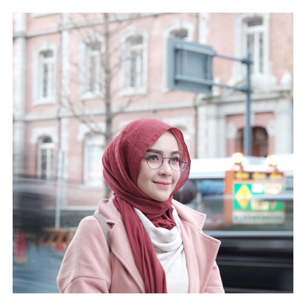 FASHION, BEAUTY, BRAIN FOTO : Hamidah Rachmayanti Menikmati Jalan-jalan ...