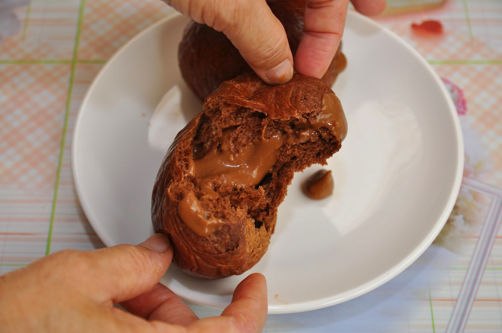 Veronica's Kitchen: Chocolate Molten Lava Bread - 巧克力爆浆面包