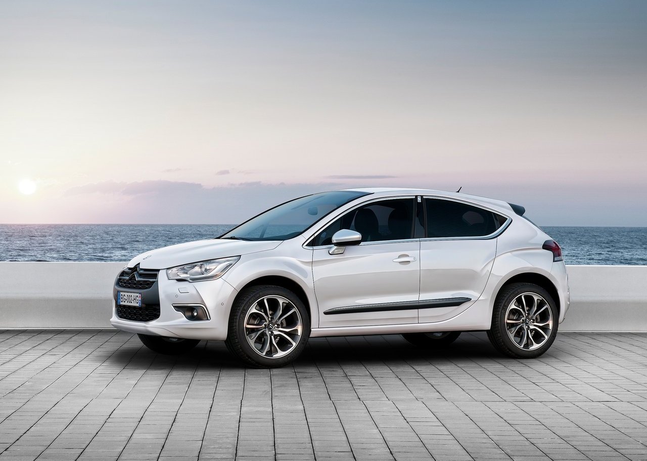 Autorevcars: New Cars Unique and Exciting By Citroen DS4 2012