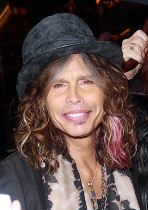 I: Dentista paraguaia implanta dois dentes em Steven Tyler, diz site