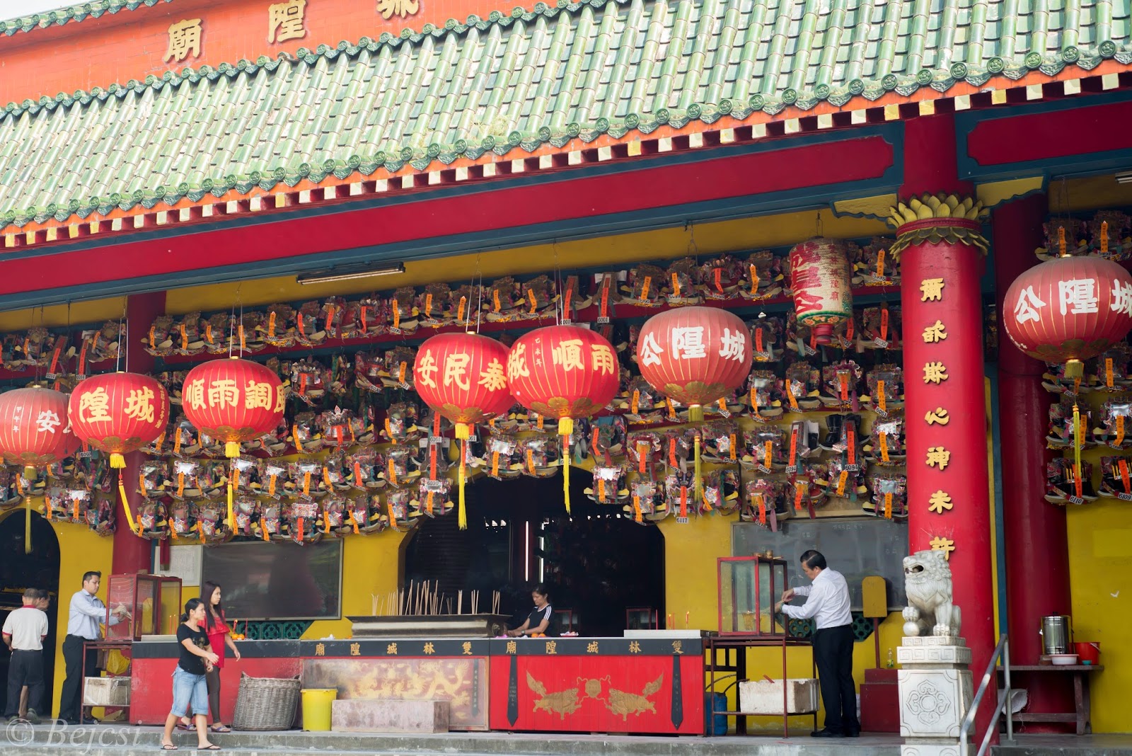 Temple Tour: Lian Shan Shuang Lin Monastery | Adventures of Bejcsi