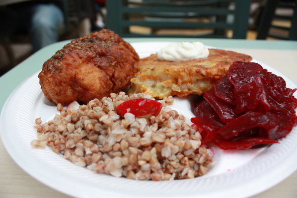 Photogallery of miracles of light: Ukrainian kitchen