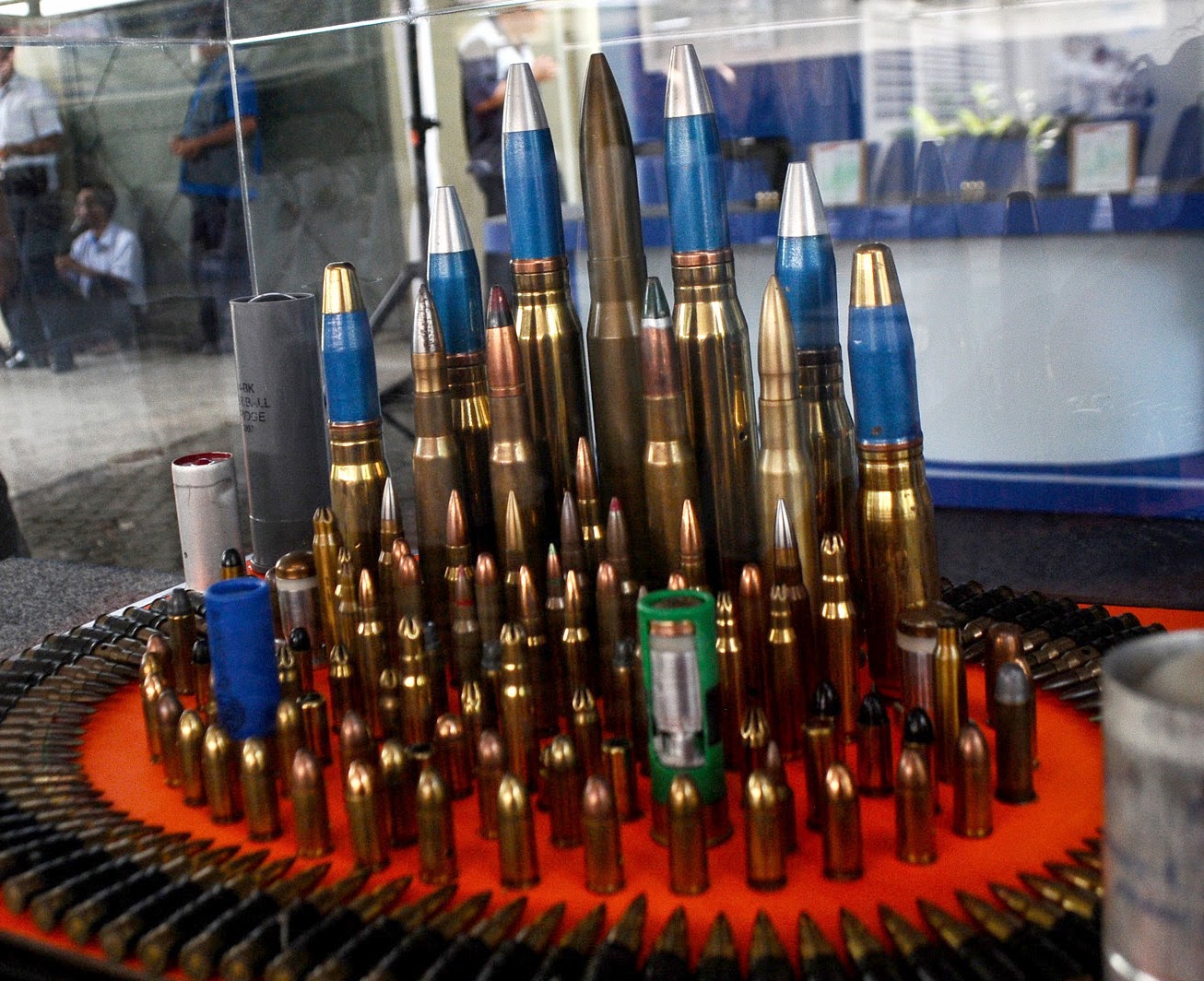 DEFENSE STUDIES: Pindad Targetkan Produksi 600 Juta Butir Amunisi per Tahun