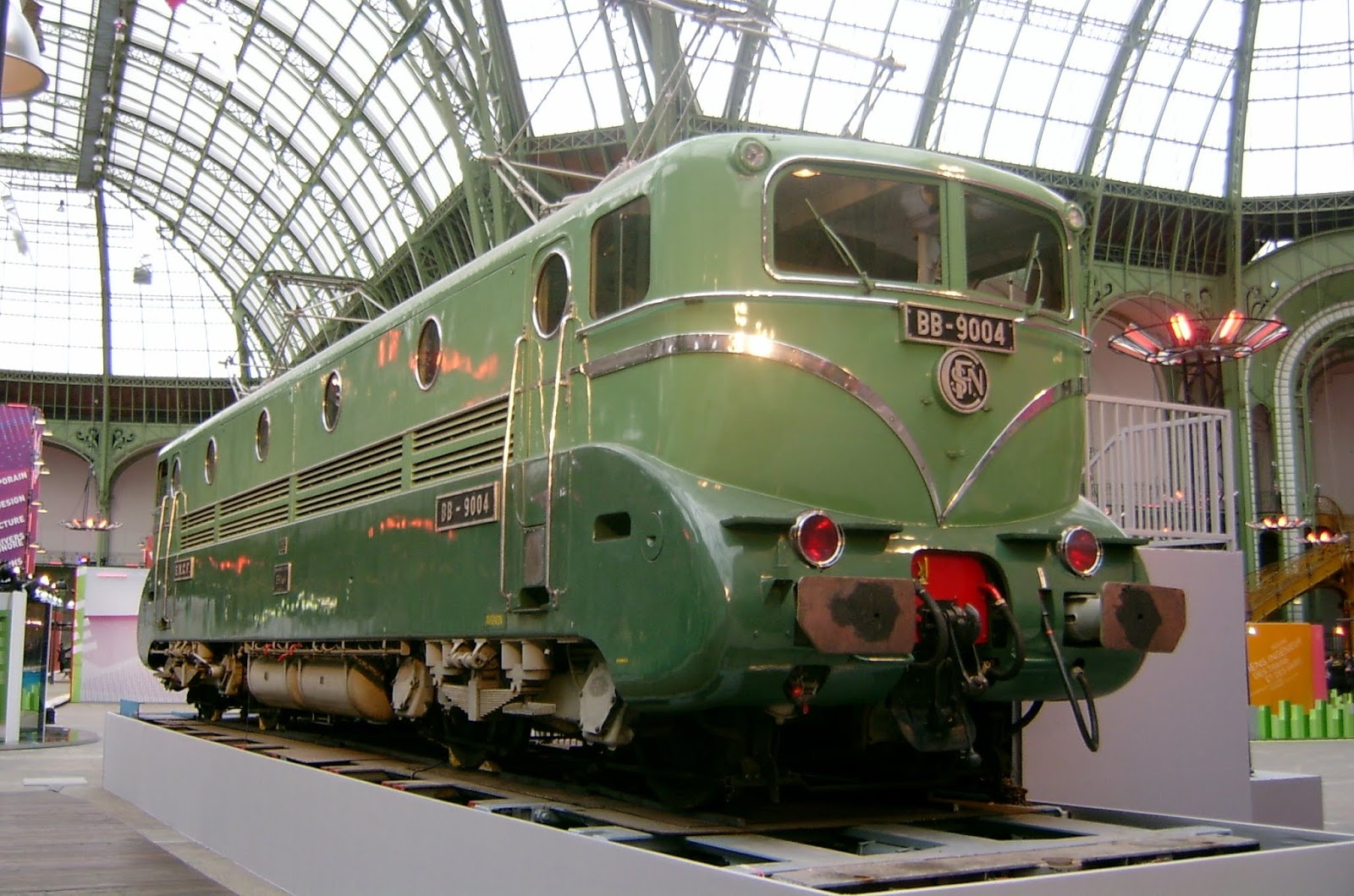 LA PASSION DU TRAIN: BB 9004 , au Grand Palais en 2003