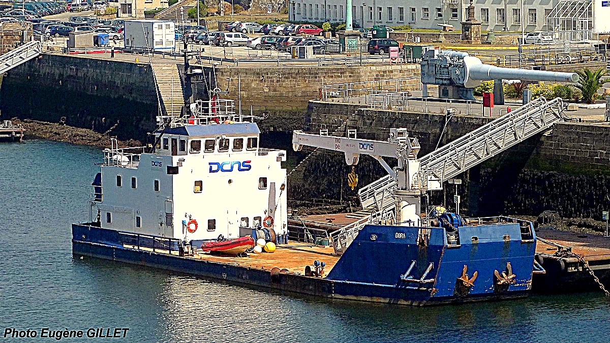 La DORA à quai à la base navale nous permet de découvrir, en arrière ...
