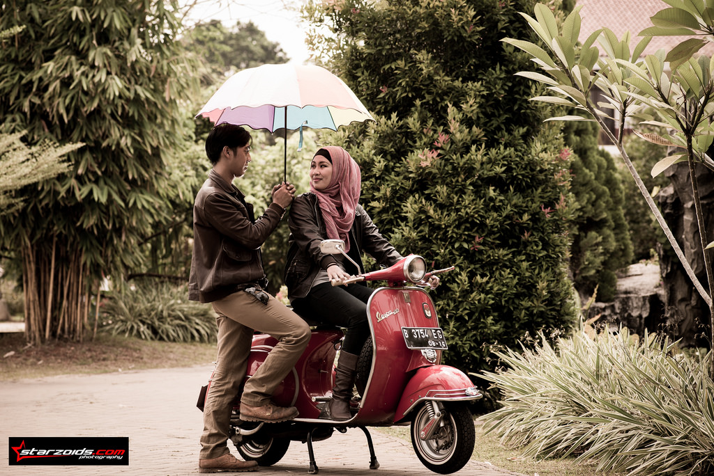 37+ Foto Prewedding Naik Vespa