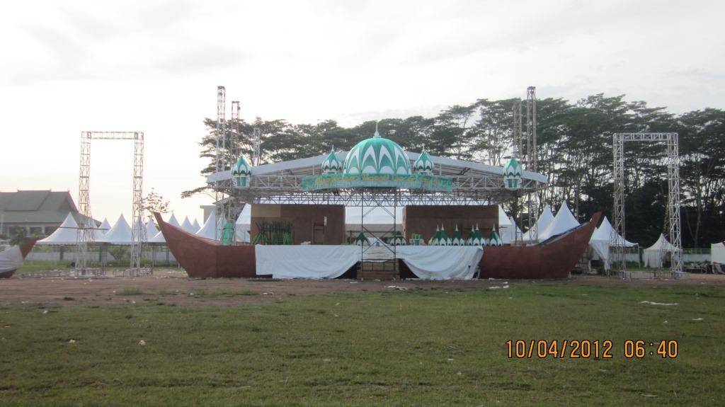 Panggung MTQ Kalteng XXVI Berbentuk Perahu Panggung MTQ Kalteng XXVI Berbentuk Perahu