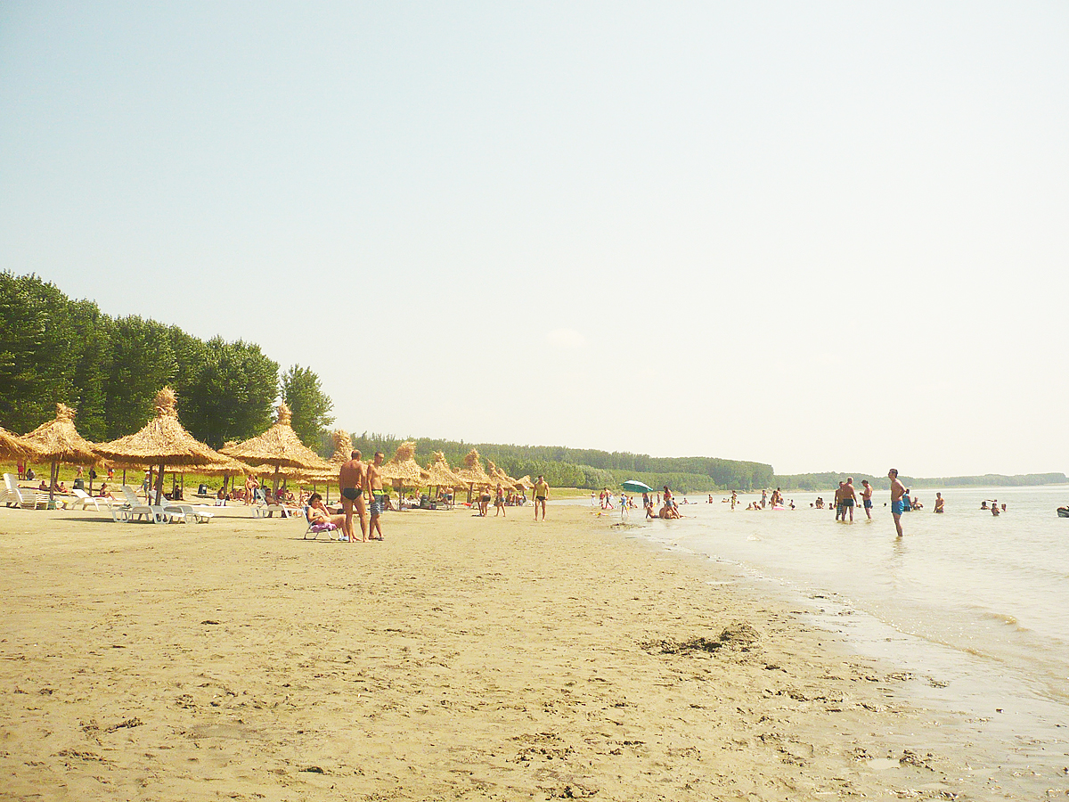 Plaja de la Cetate, preferată şi în această vară de mii de vizitatori ...