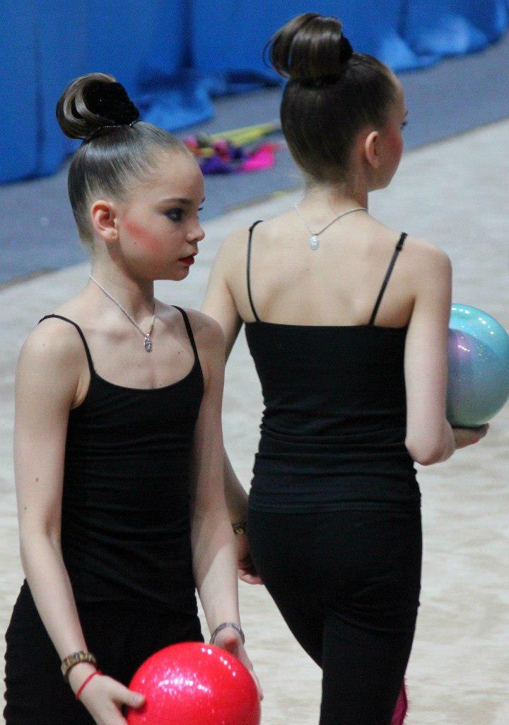 Averina Twins Fan Blog: How can I differentiate Dina and Arina?
