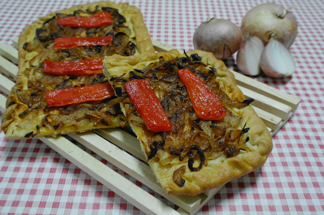 El que no mata, engreixa: Coca de cebolla y pimientos