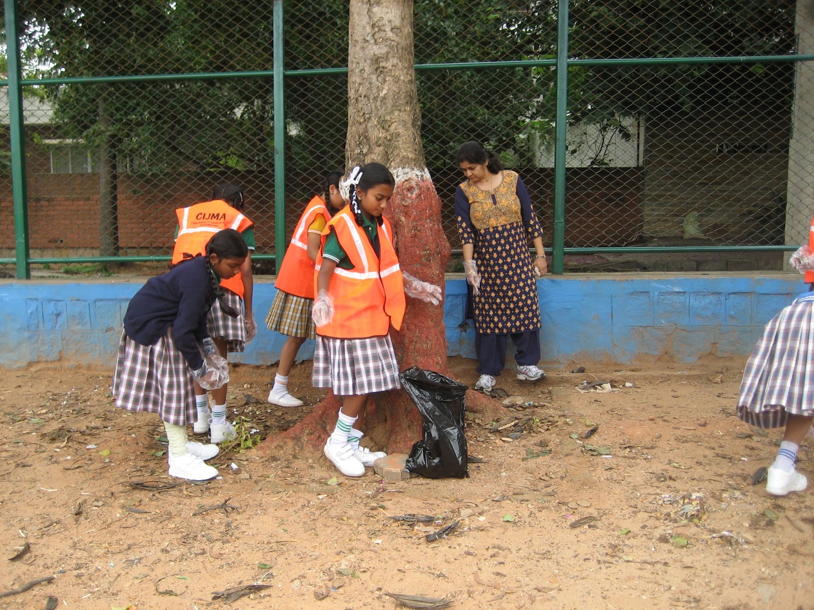 cijma Jayamahal: Gulabi Girls' High School children cleaning the ...