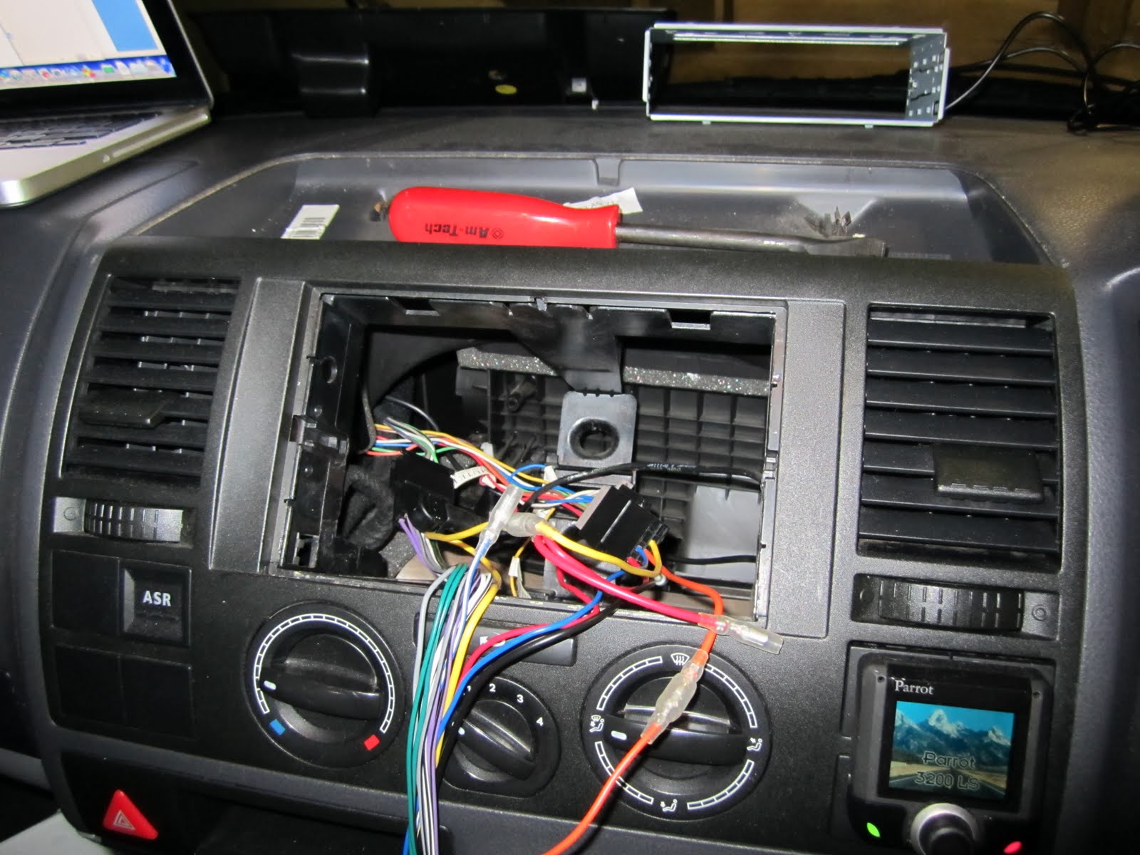 Bertha the Bus VW Transporter T30: Sound system