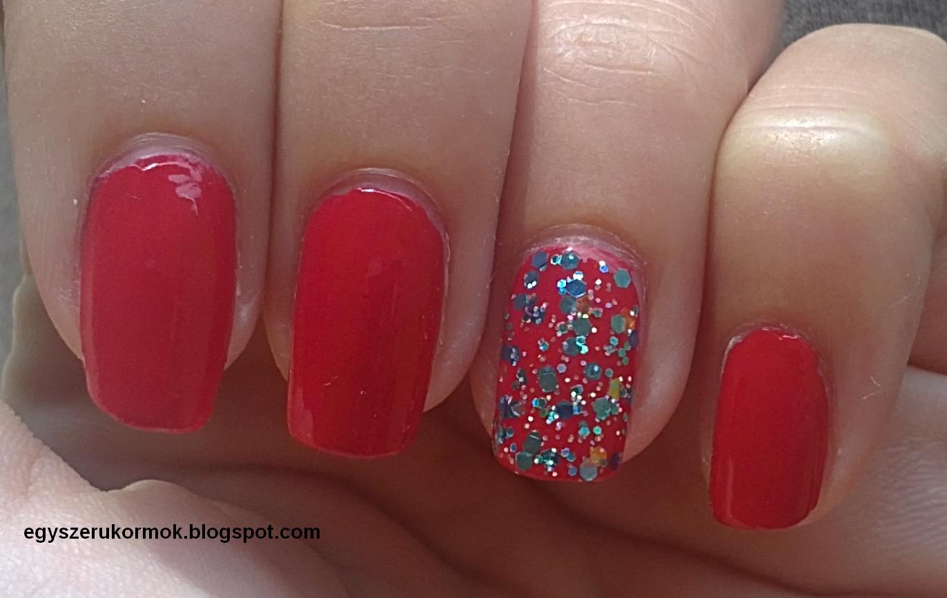 Egyszerű körmök kezdőknek: Piros köröm kék csillámmal