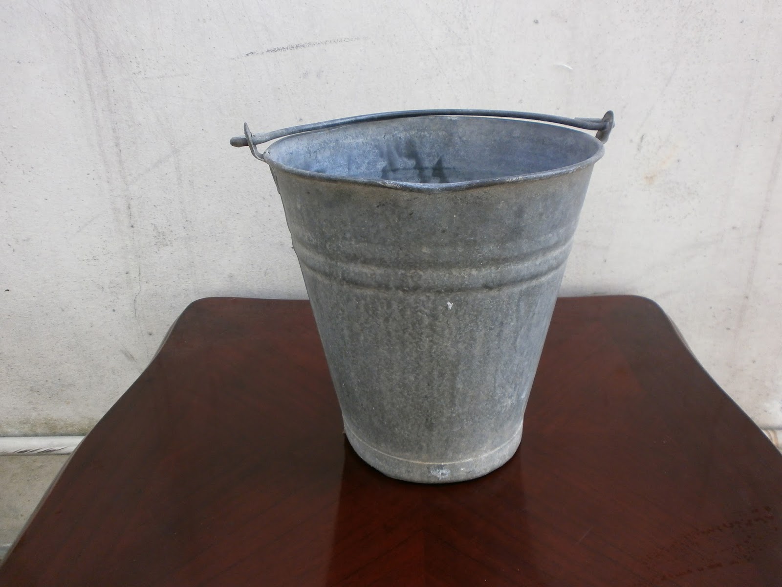 Antikpisan: Ember Besi Antik Era Kolonial Belanda ( SOLD OUT / TERJUAL )