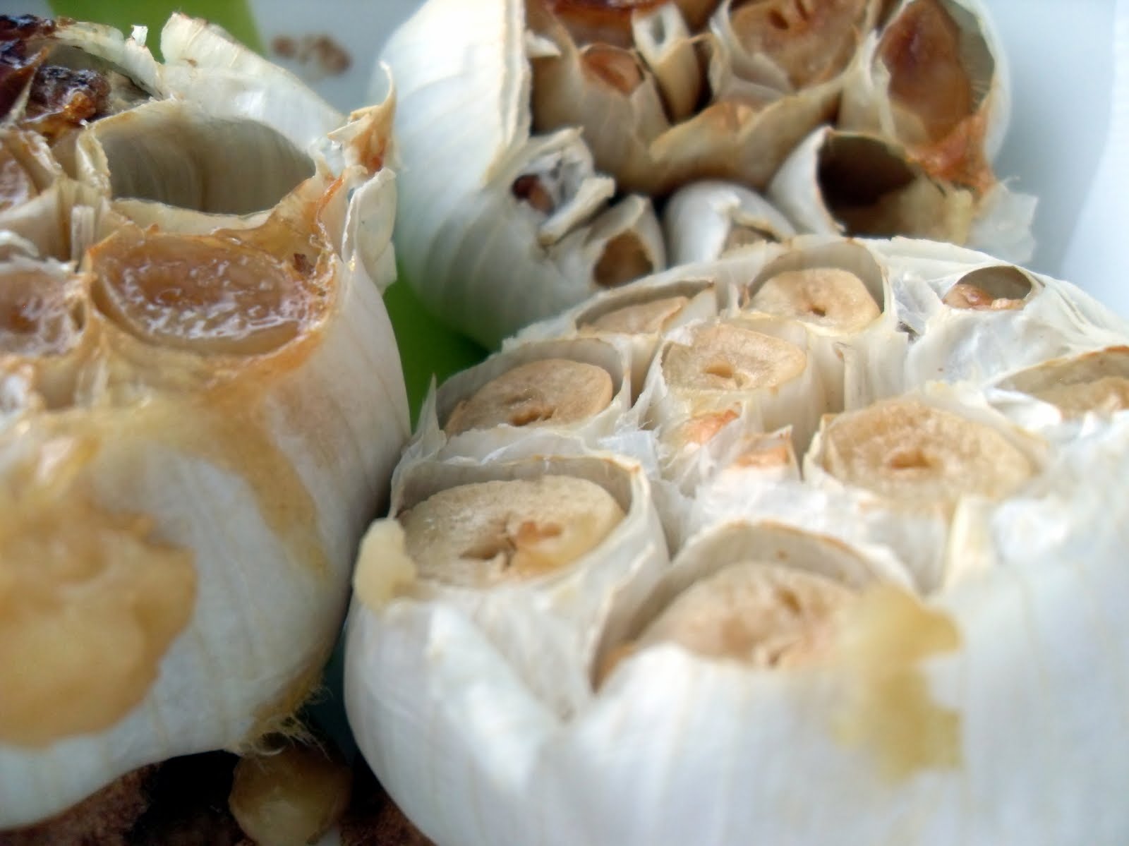 Palasta ja piperryksiä: Uunissa paahdetut valkosipulit