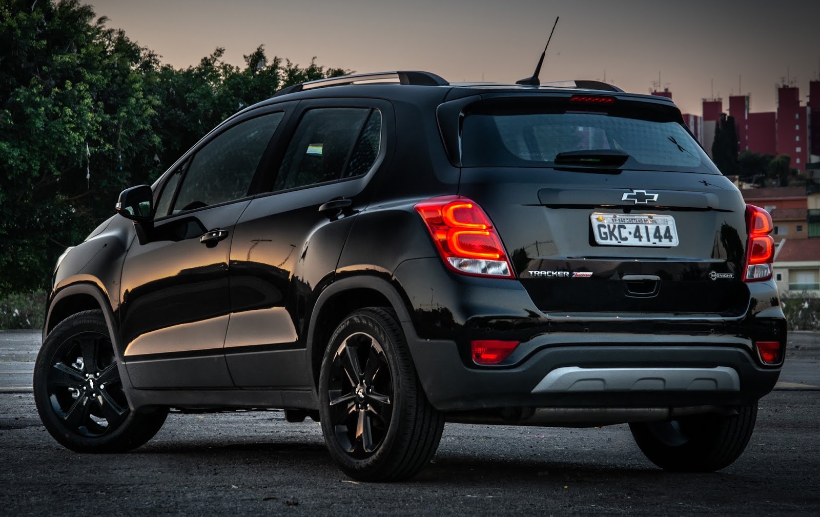 Chevrolet Tracker Midnight, preto na carroceria e nos detalhes, chega ...