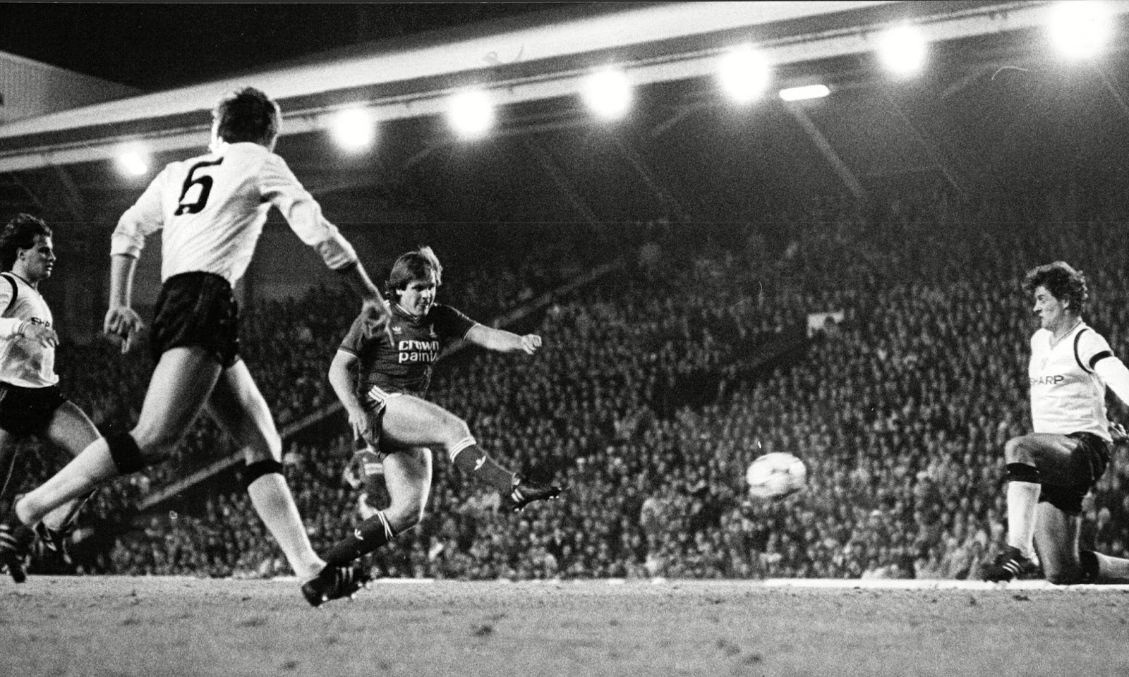 El día que @JohanCruyff quiso a Jan Molby en el Barça. - ESTO ES ANFIELD