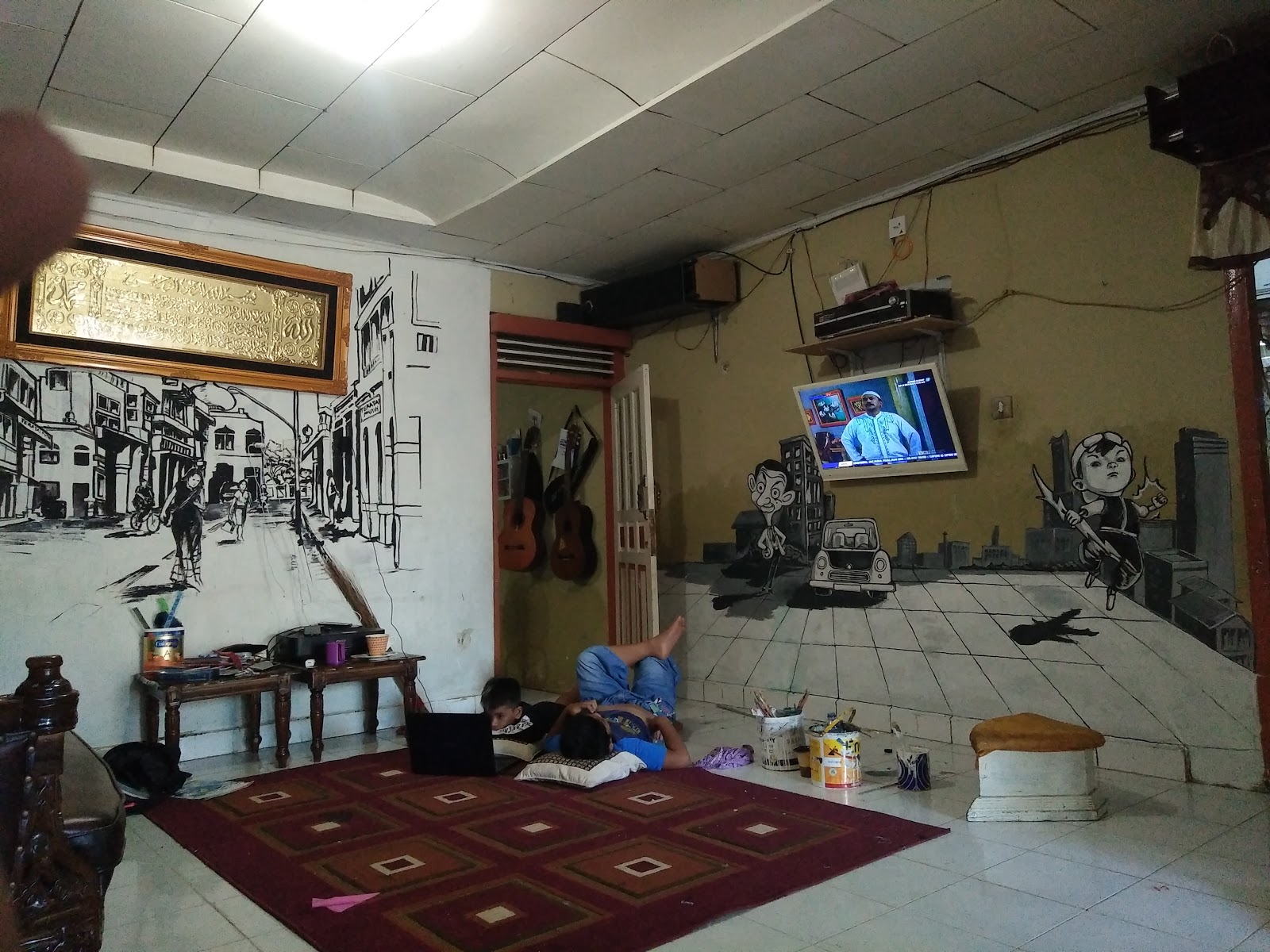 Mural Dinding Rumah Hitam Putih
