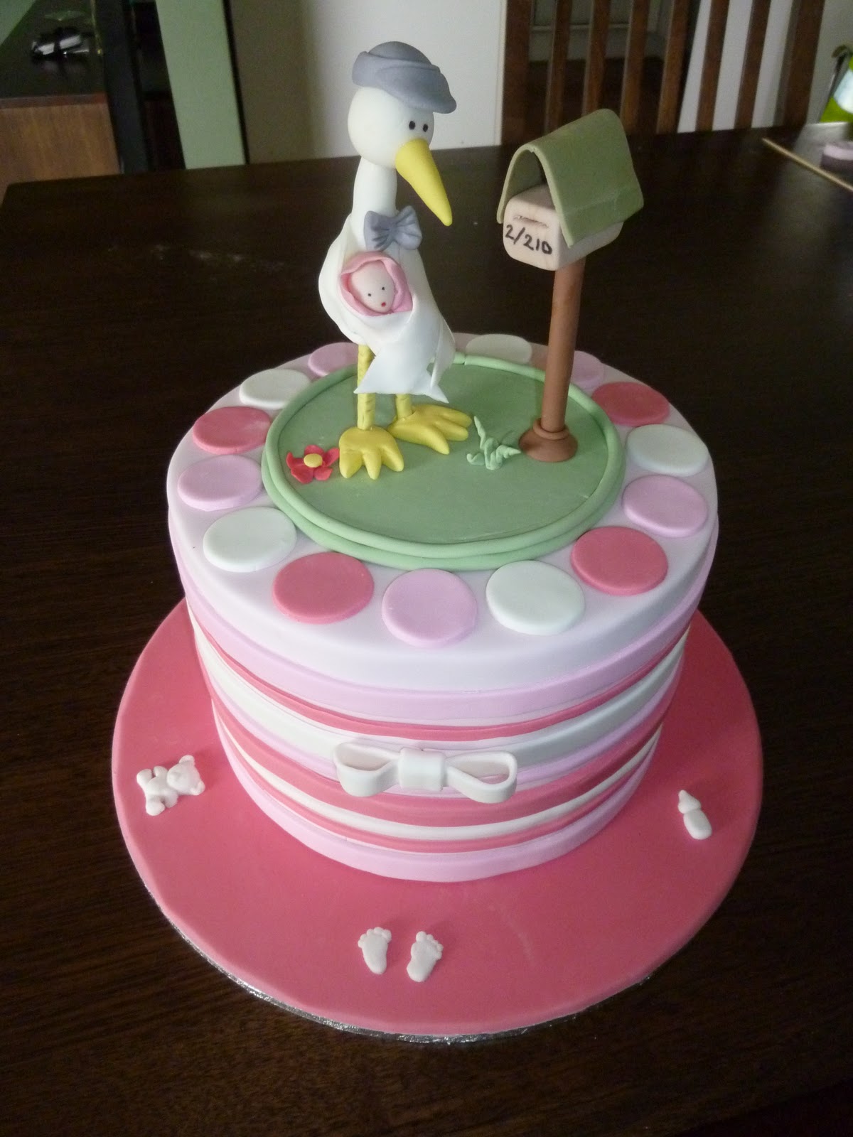 Sweetie Darling: How to cover a cake with horizontal fondant stripes.