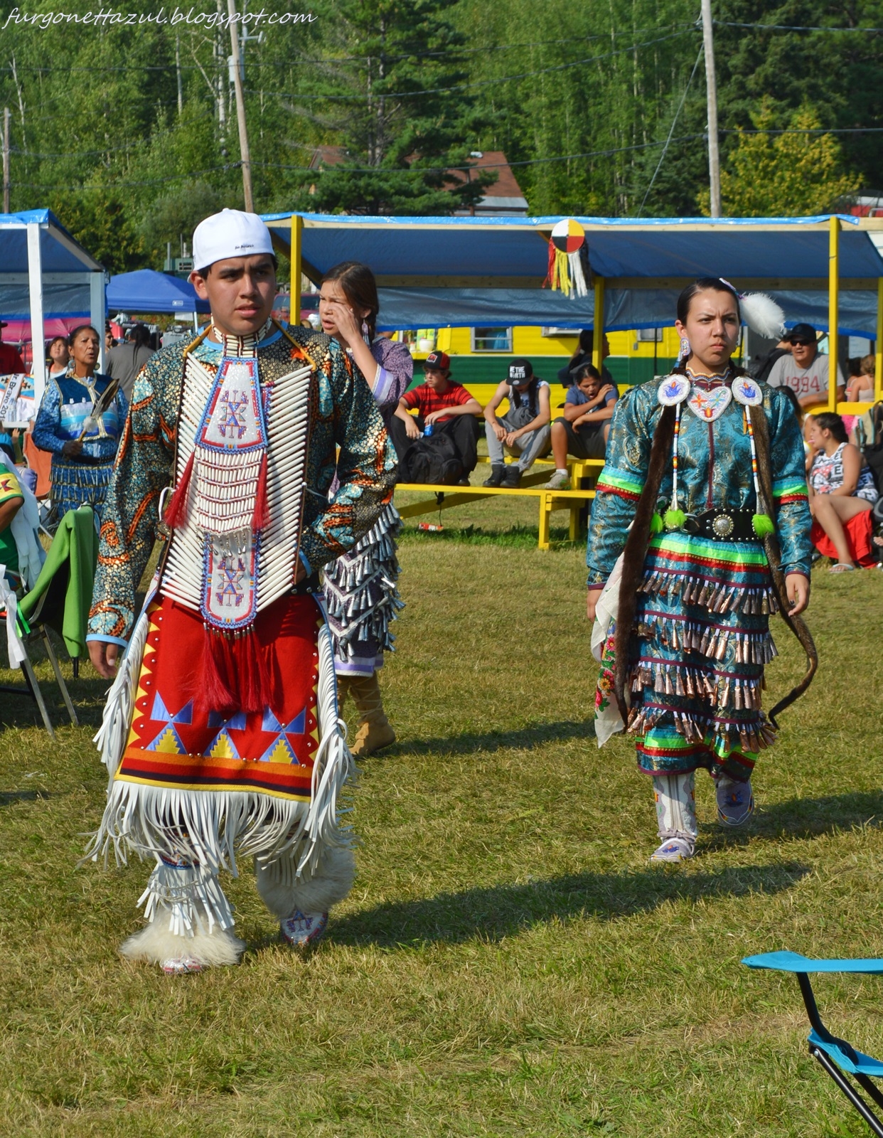 FURGONETA AZUL: POW WOW EN LA RESERVA INDIA DE ROCKY BAY.
