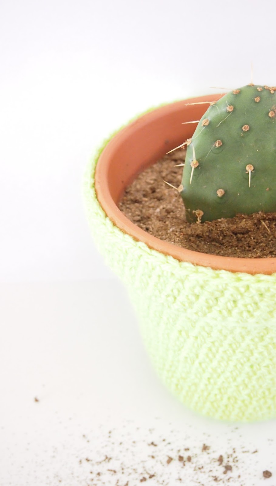 sol-de-noche-deco-crochet-crochet-plant-pot-cozy-free-pattern-and
