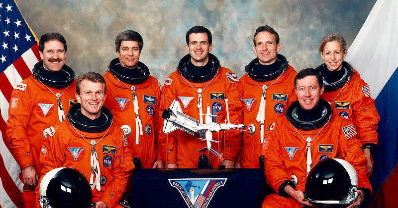 Book Junkie: Space Shuttle Atlantis (STS-81) launched 1997