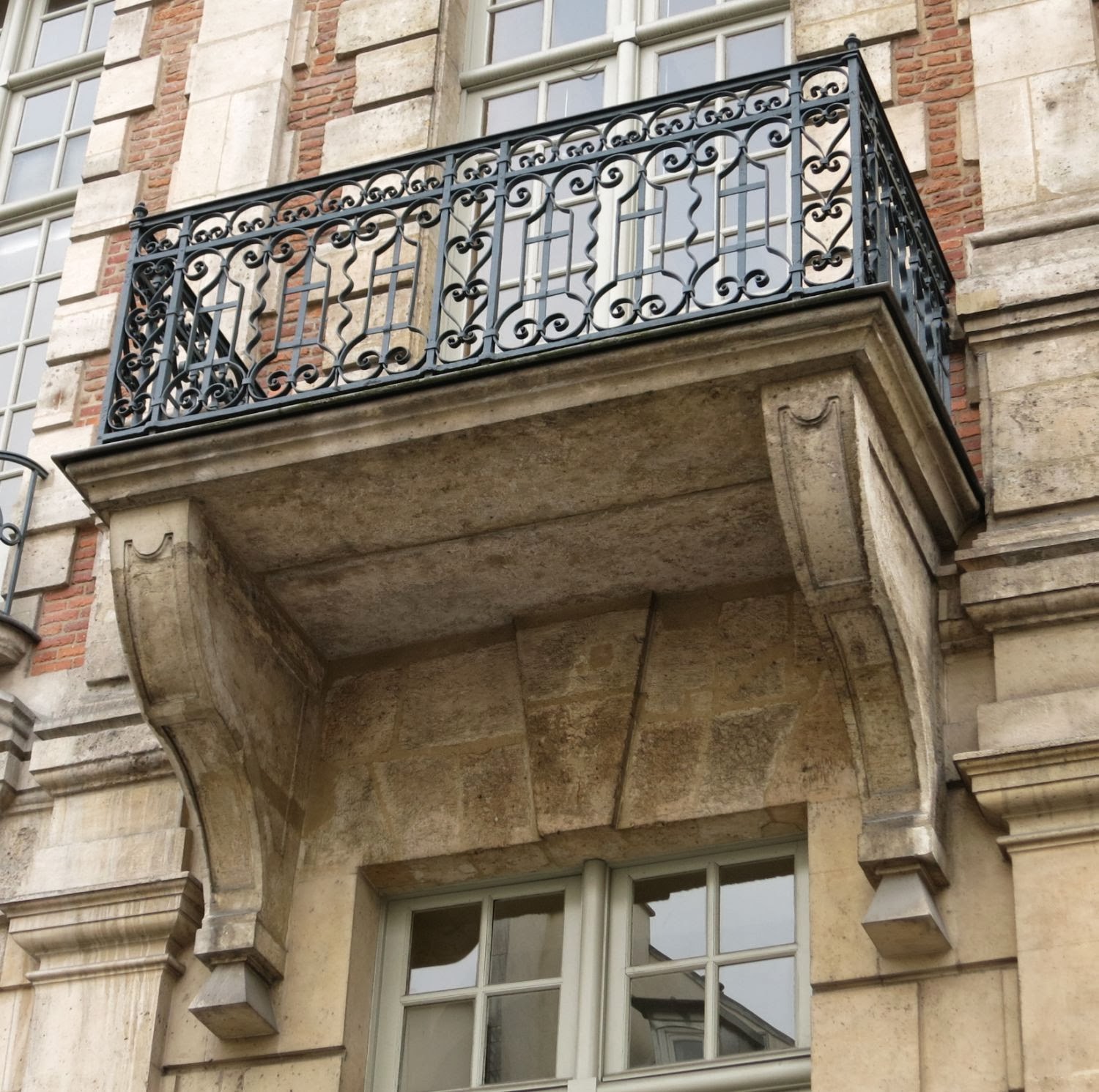 Combien ça porte ?: Balcons - Paris - Consoles en pierre