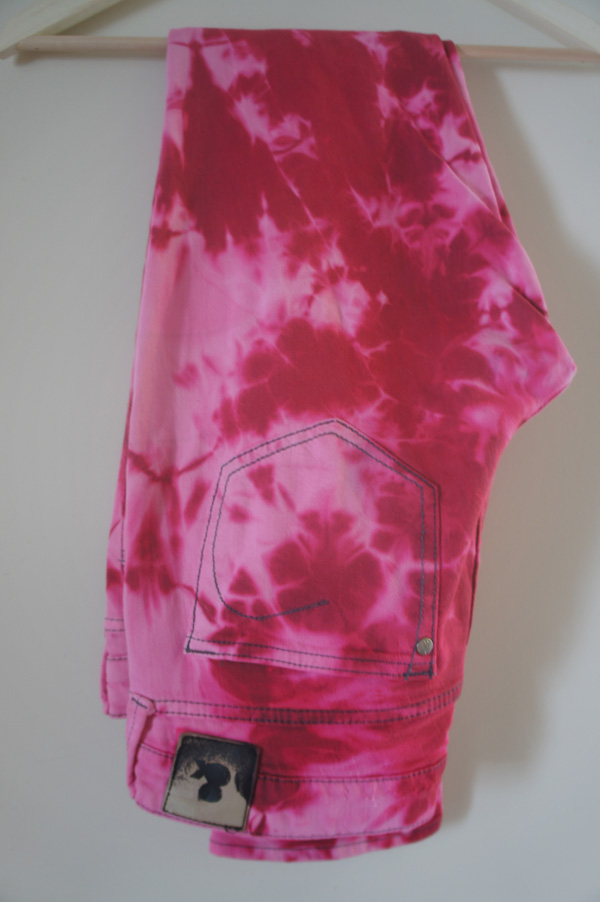 Scraps & Scribbles: DIY Tie-Dye jeans