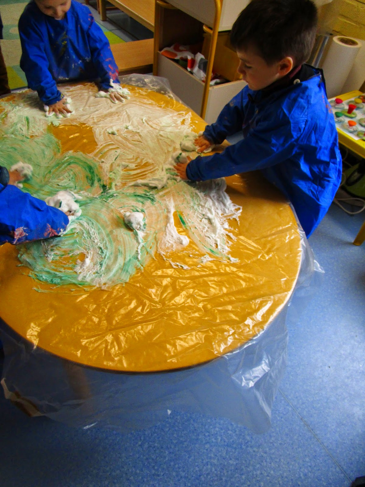 vriendjes van Jules: schilderen met de handjes met verf en scheerschuim ...