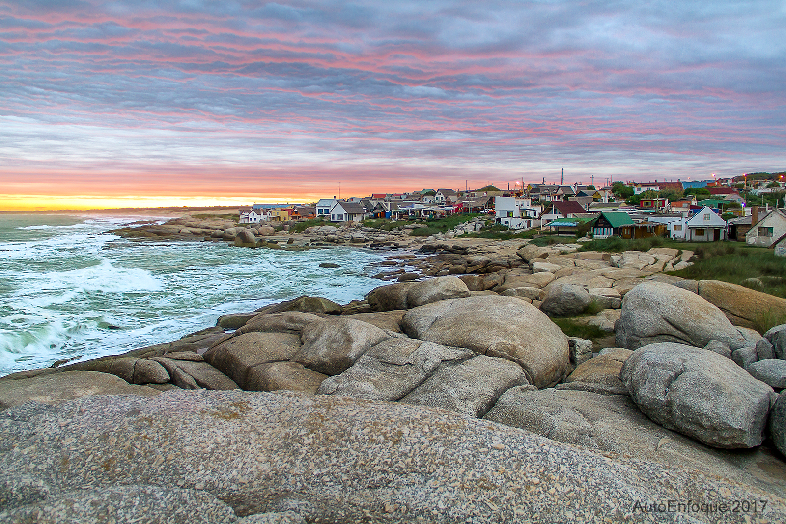 Punta del Diablo desde las rocas - Auto Enfoque