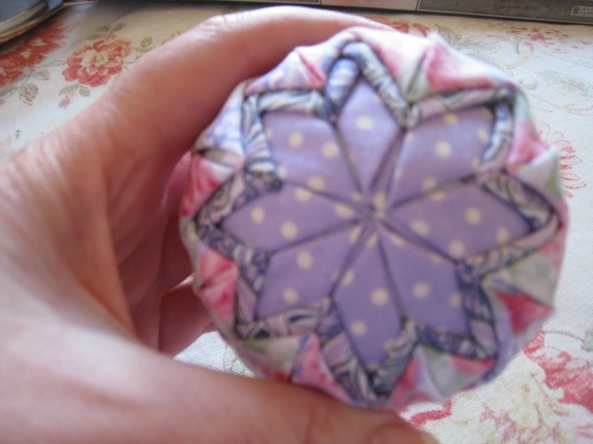 RosMadeMe: No Sew Quilted Ball - Christmas Tutorial No 3