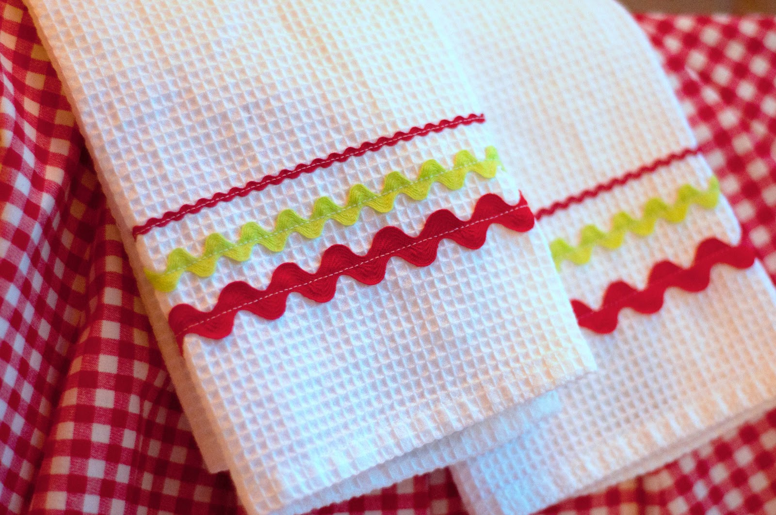 Aesthetic Nest: Sewing: Rick Rack Dishtowels for Christmas