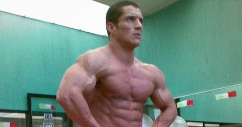 world bodybuilders pictures: Fabian Reyes posing his muscles agressively