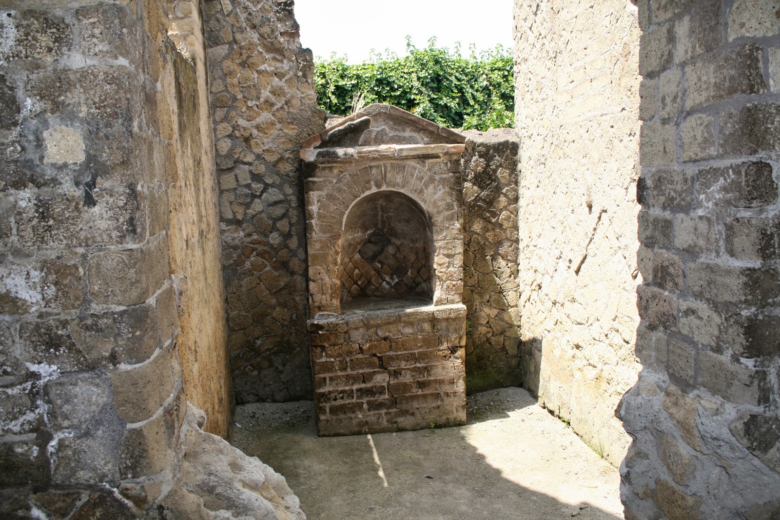 Villa romana de Carranque: El lararium romano, culto doméstico a los ...