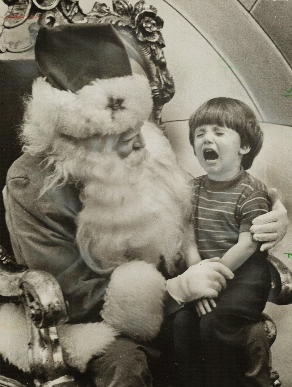 10 Funny Pictures of Santa Claus Brings Crying Children the Gift of ...