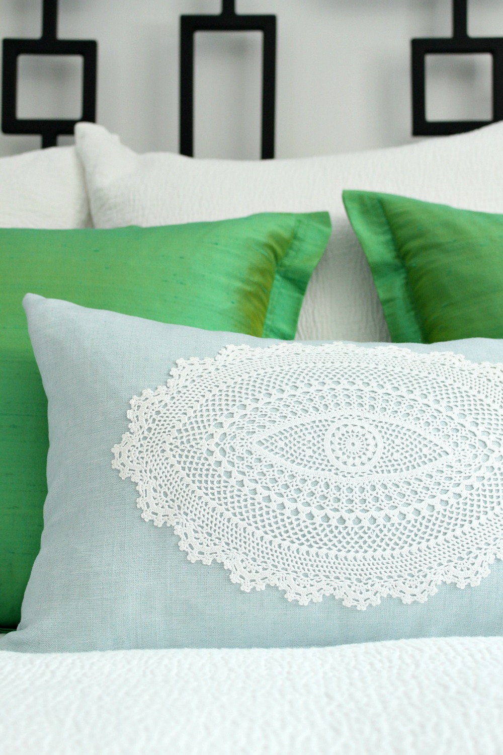 Doily Craft Idea: Modern DIY Doily Throw Pillow | Dans le Lakehouse