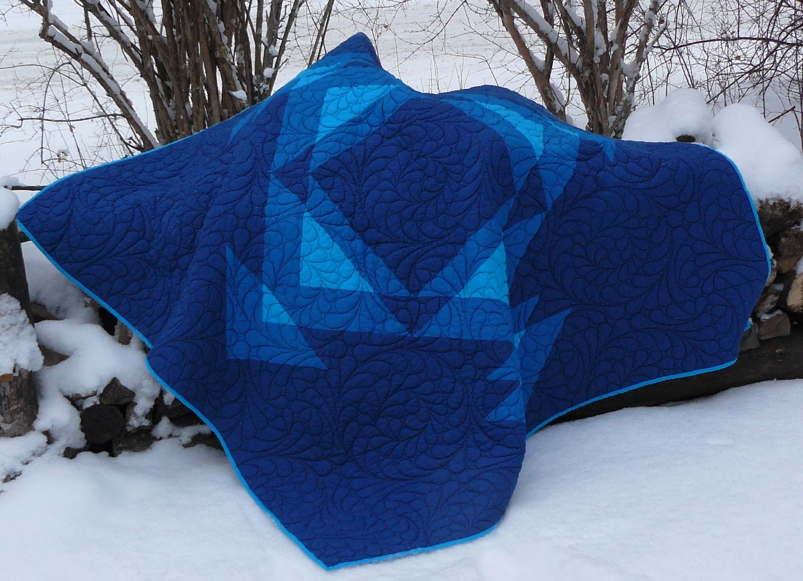 Heide's Quilty Hugs: Wayward transparency quilt along finish.