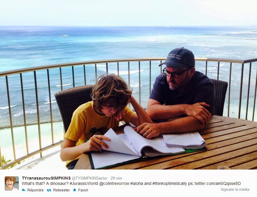 Jurassic World News France: Ty Simpkins étudie son script en compagnie ...