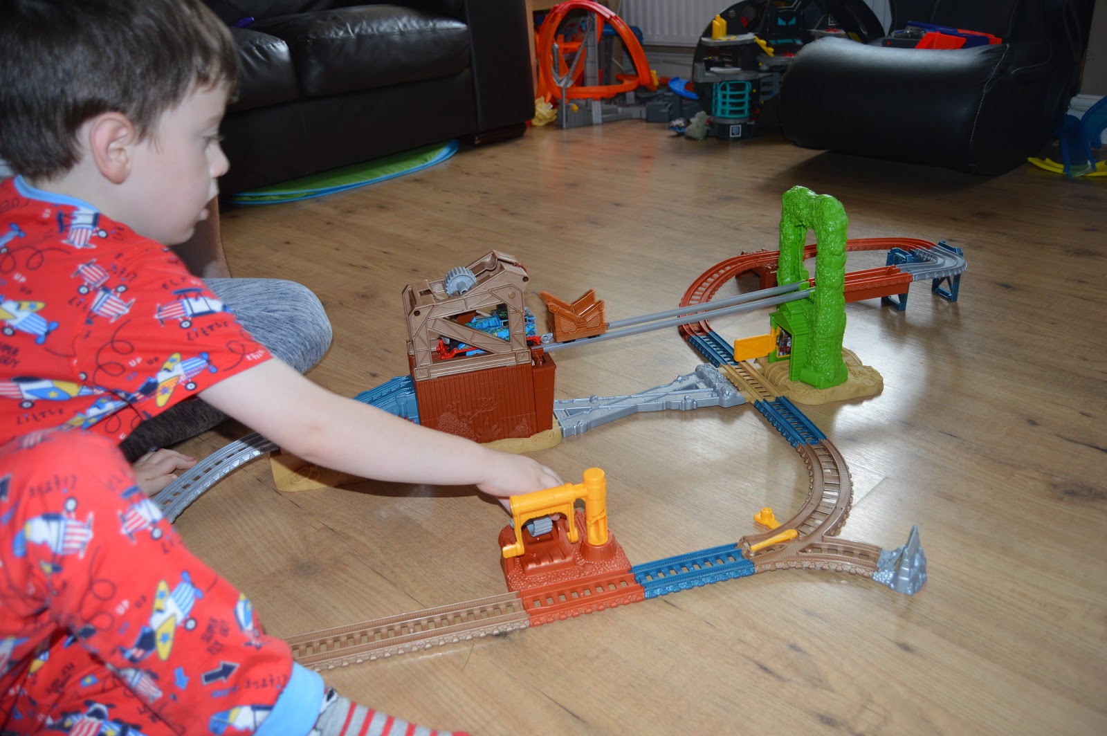 Playdays and Runways: Review - Thomas & Friends Trackmaster Scrapyard ...