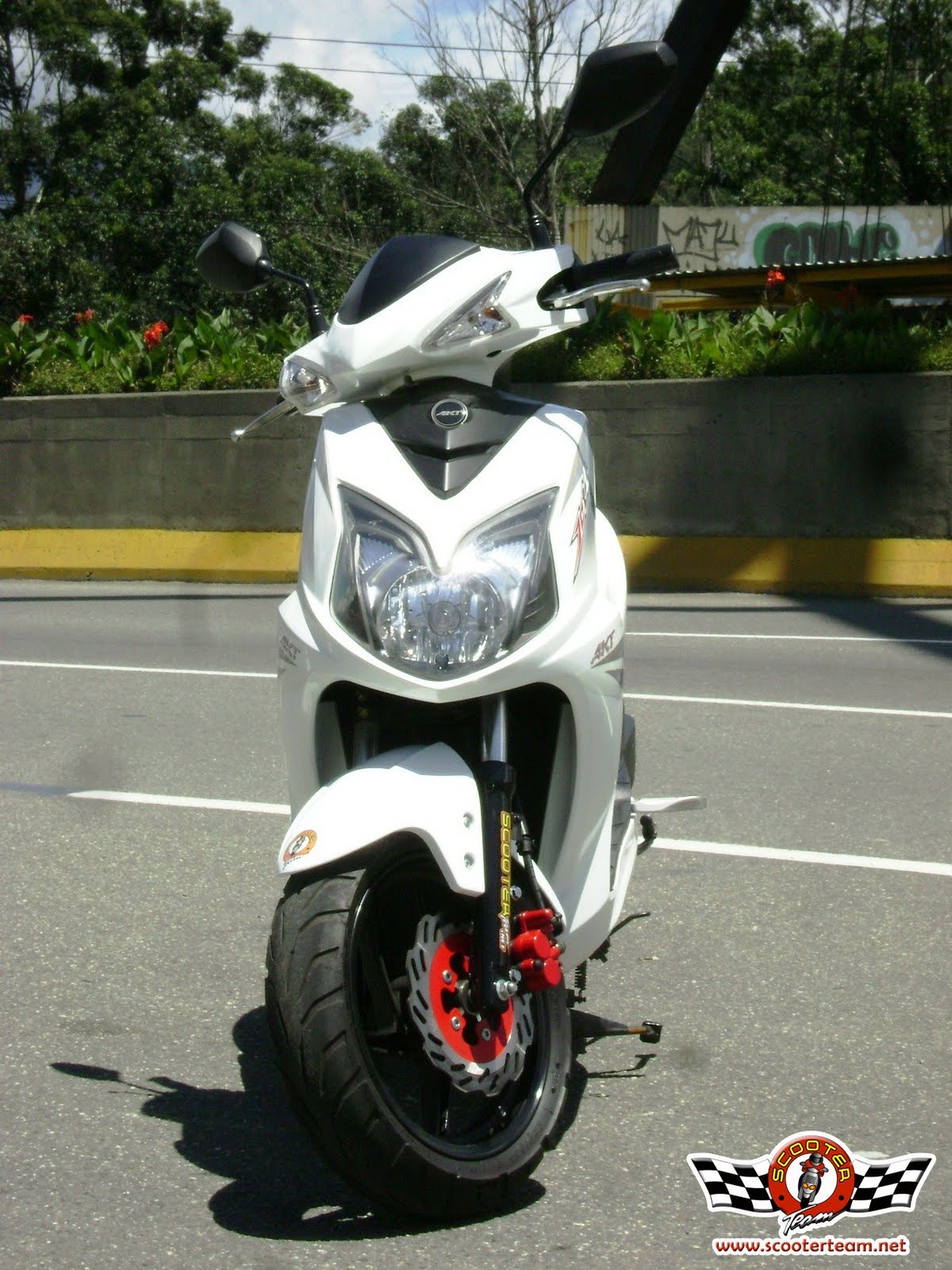 SCOOTER TEAM: Test Drive AKT Jet 4, en una sola palabra "sobradisima"