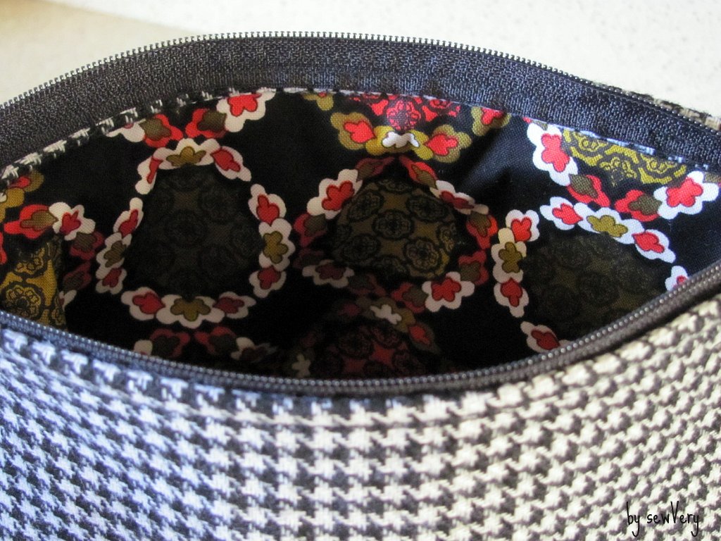 sewVery: My First Zippered Pouch