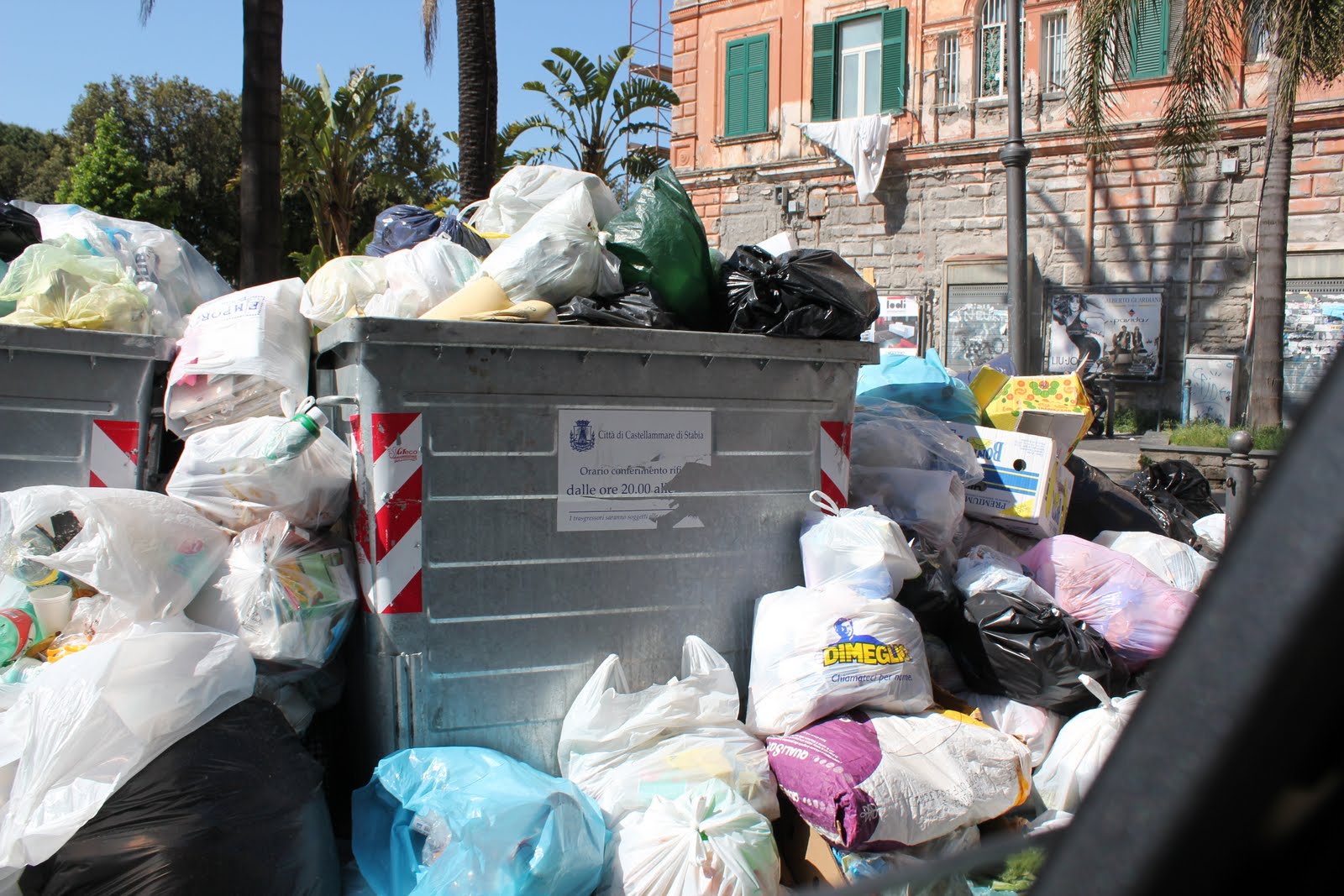MELANCHOLY WATERS: NAPLES TRASH STRIKE