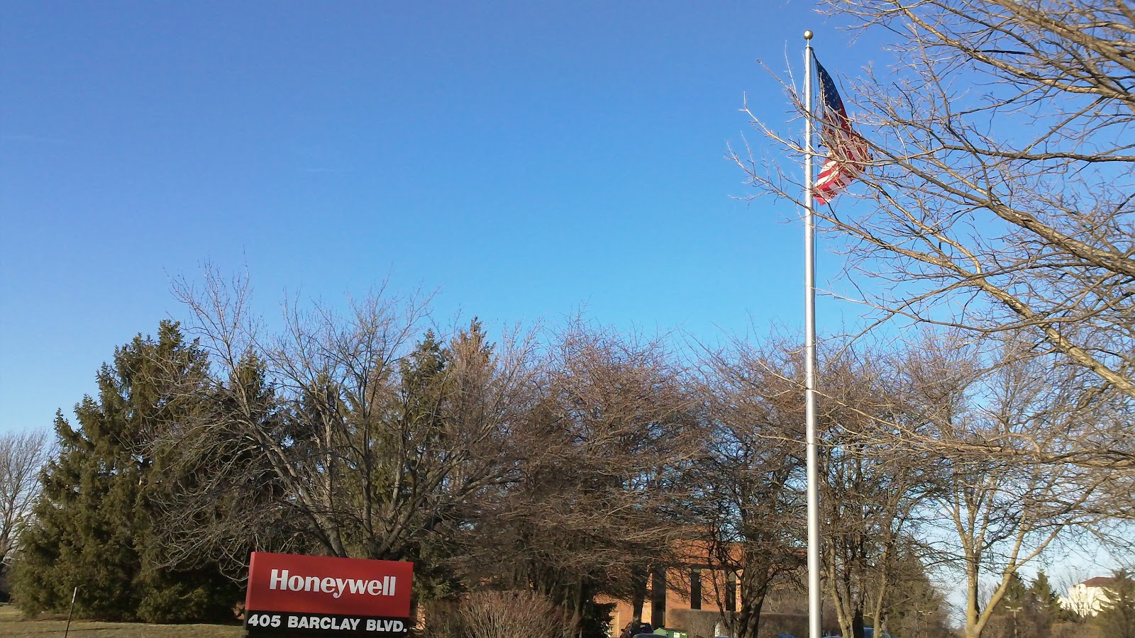 American Flag in 40 mph Wind with Broken & Working Flagpoles - FlagRunners