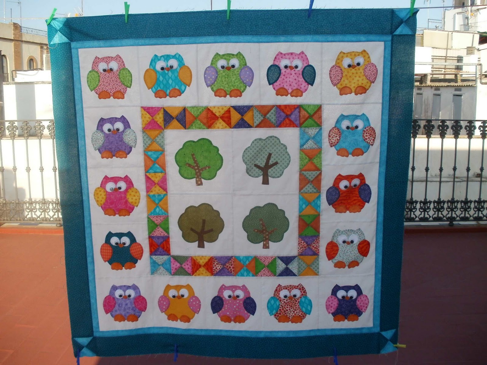 QUILT DE BUHOSTRAPITOS de COLORES - PATCHWORK