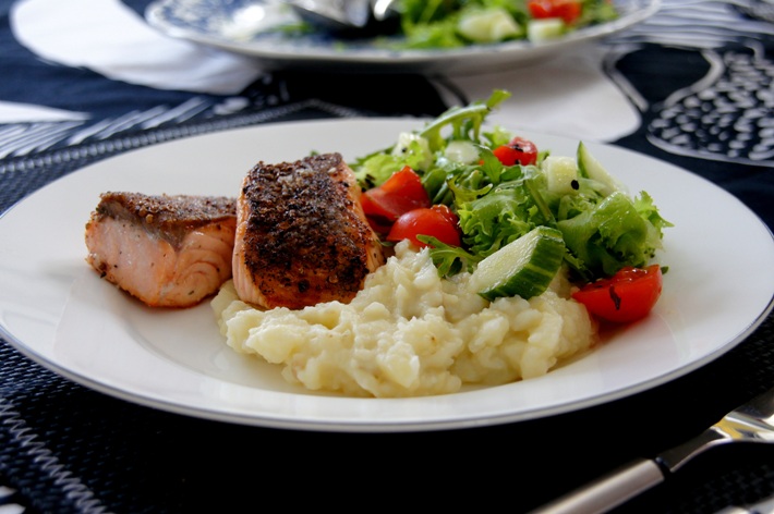 KOTONA: Mausteinen lohifilee, perunapyree ja salaatti