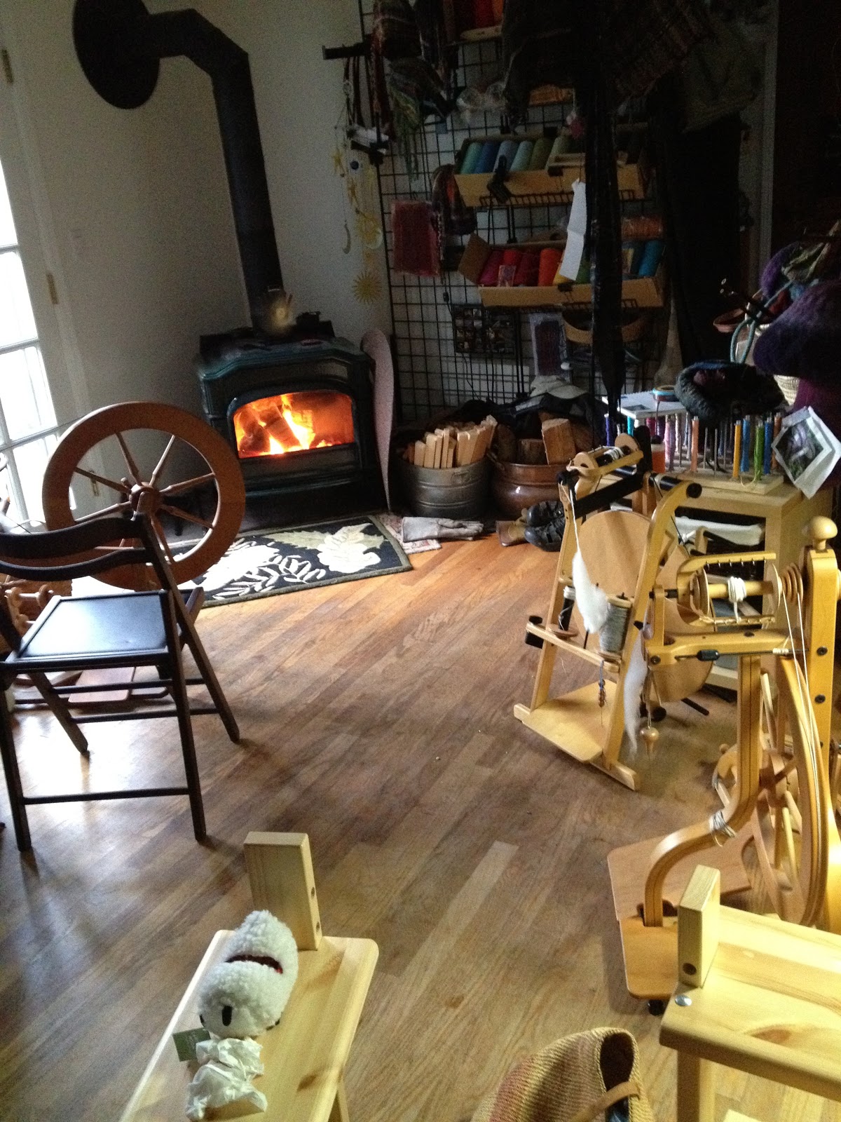 CENTERING WITH FIBER: Classes on spinning yarn with a spinning wheel