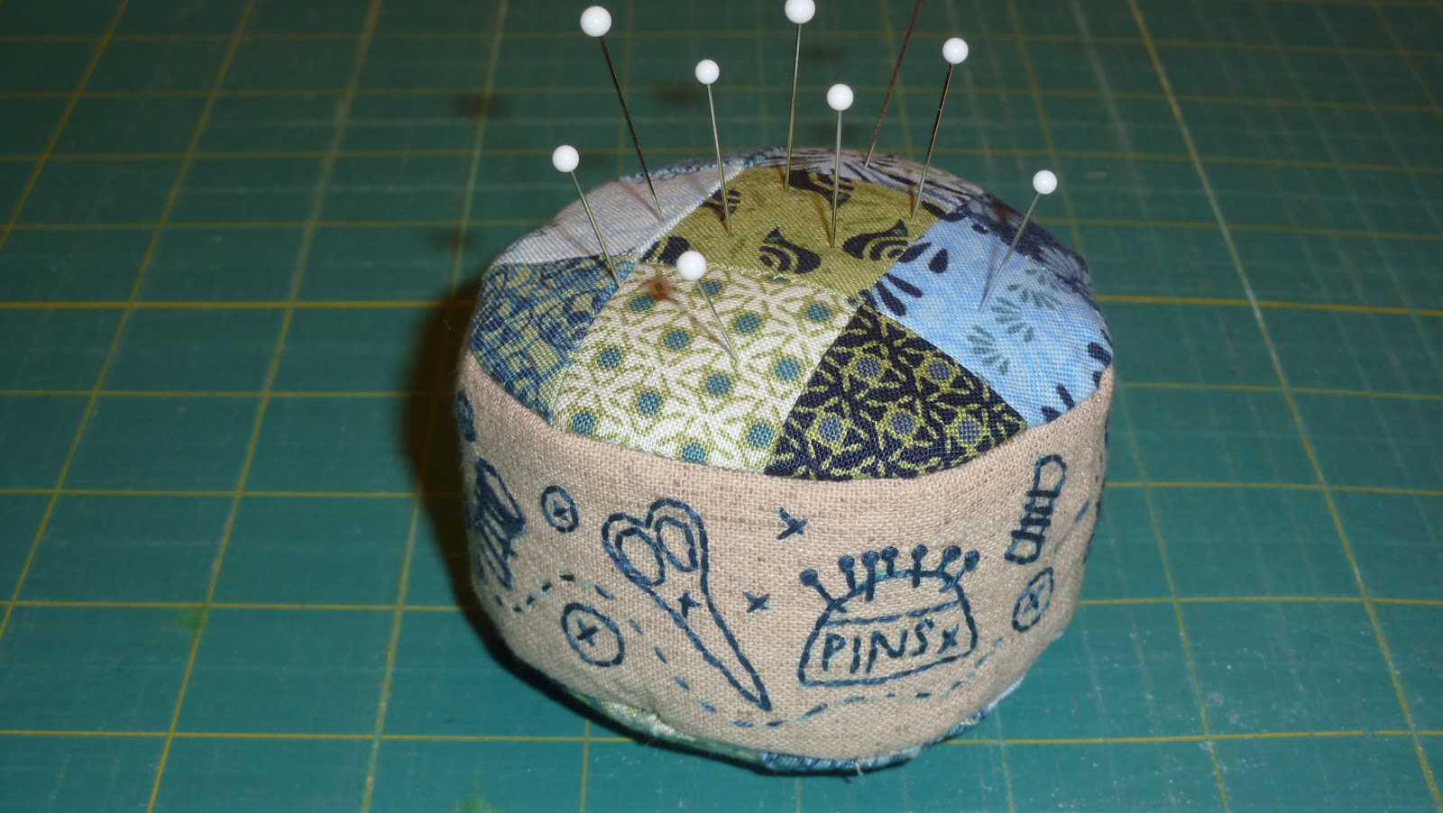 Nimble Thimble Stitchery-Do: Another little pin cushion...love making them.