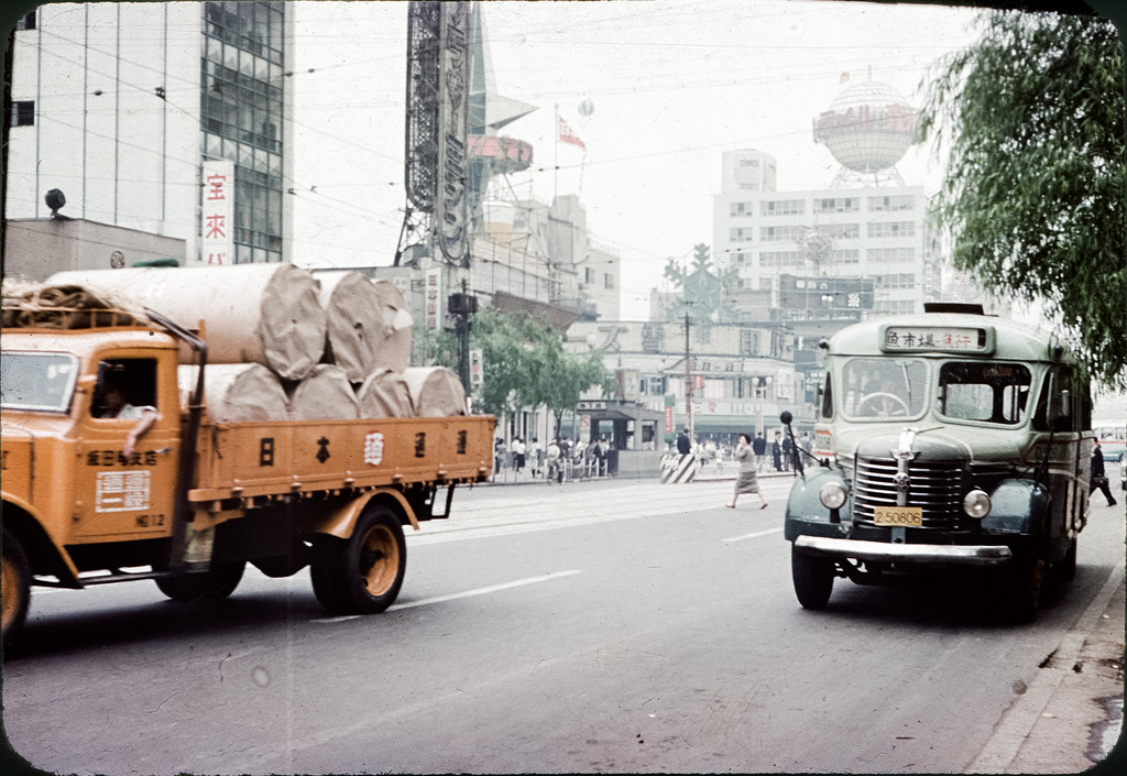 20 Rare and Wonderful Color Photographs Capture Daily Transport in ...