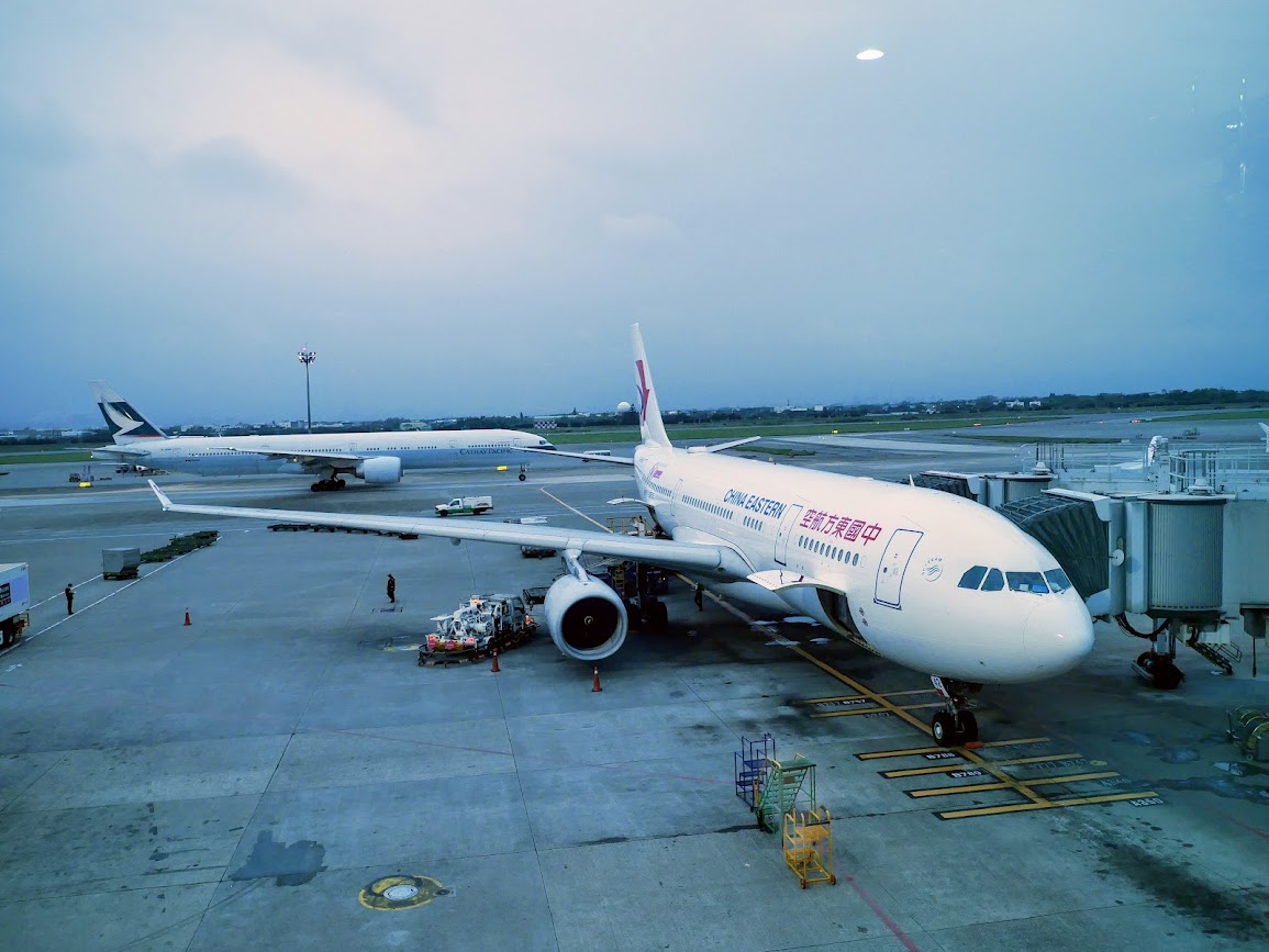 來貘與企鵝的生活日誌: [搭乘紀錄] MU5006 TPE-PVG 台北到上海 印度餐 - 3萬元遊歐洲