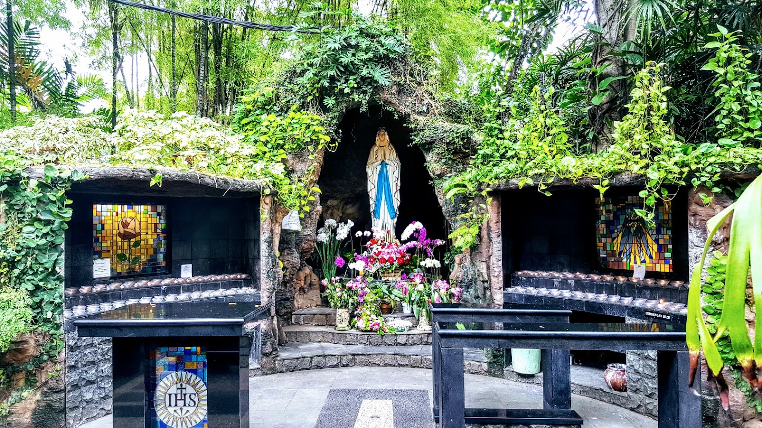 Nderek Dewi Maria: Gua Maria Gereja Santa Theresia Menteng